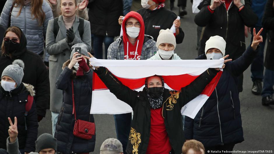 Belarus: Thousands turn out for 10th weekend of protests – DW – 10/18/2020