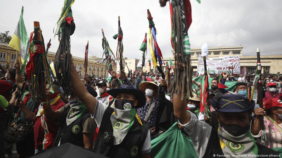 Indigenous protesters demand talks with Colombian president – DW – 10 ...