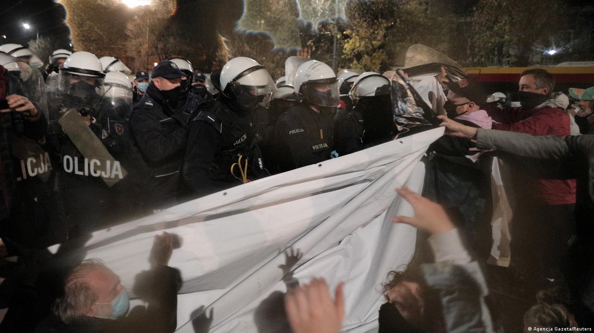 Polish protesters angry over anti-abortion ruling – DW – 10/23/2020