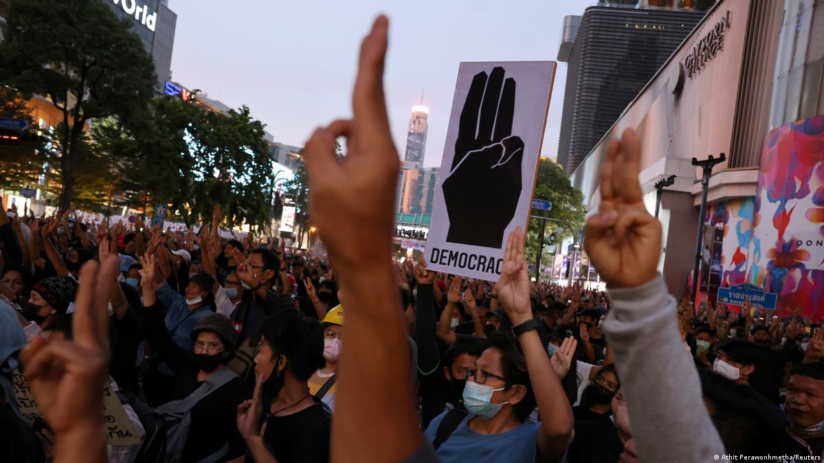 Thai protesters keep up pressure ahead of debate – DW – 10/25/2020