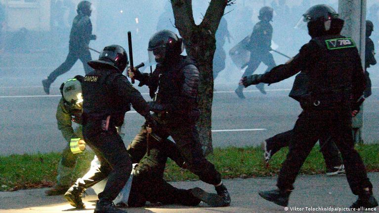 Belarus police get rough to protect president – DW – 12/03/2020