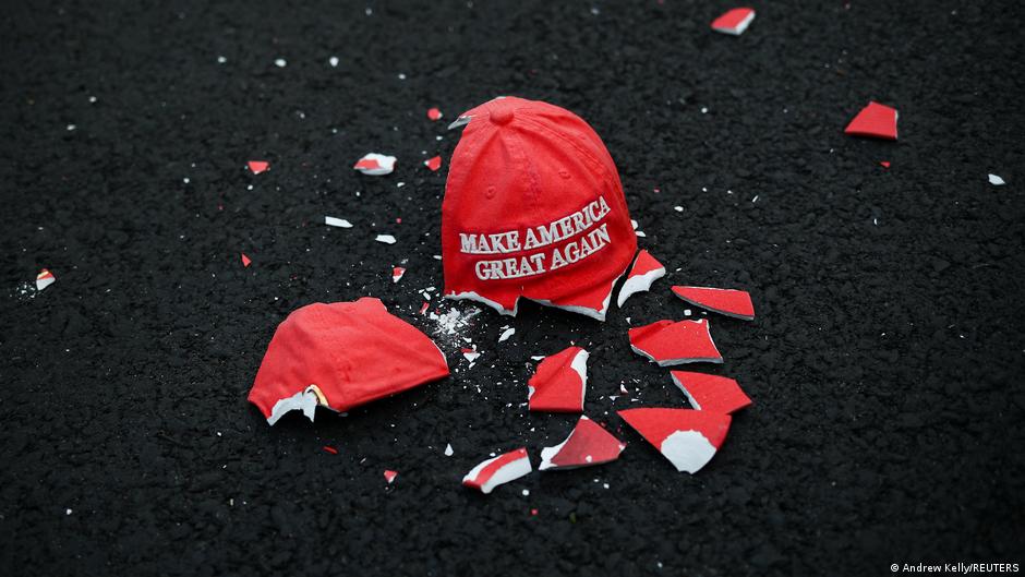 US election tears at the seams of liberal democracy – DW – 11/04/2020