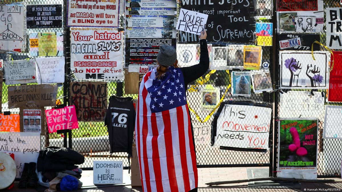 Philosopher Susan Neiman says US democracy is in danger – DW – 11/17/2020