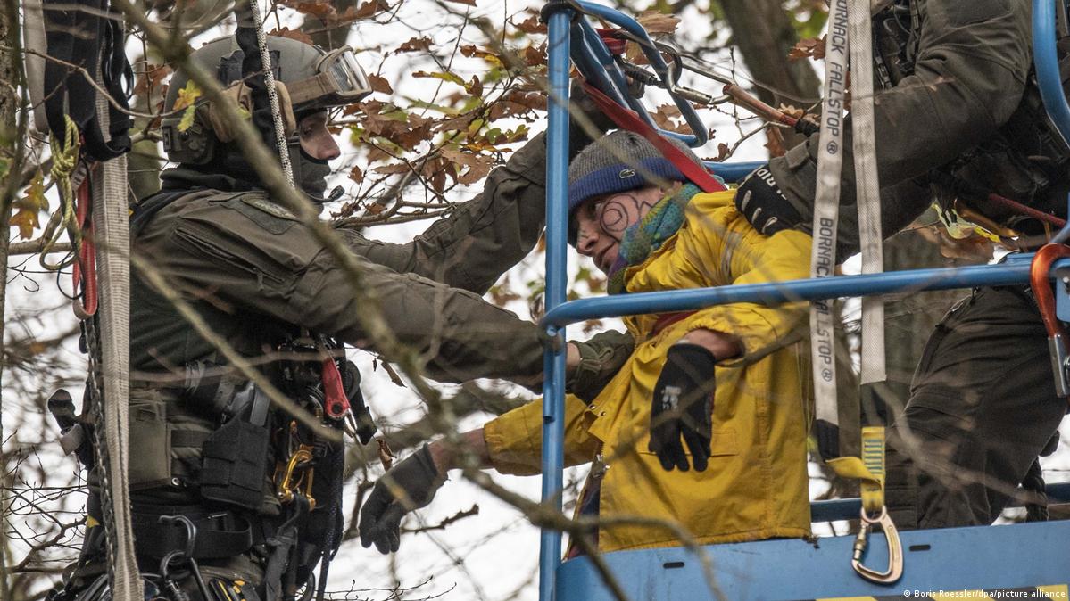 German police clear forest protesters for autobahn extension – DW – 11 ...