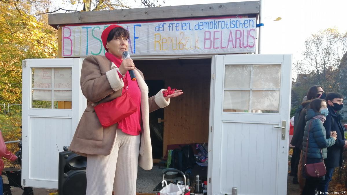 Belarusian activists in Berlin set up alternative 'embassy' – DW – 11 ...