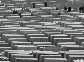 Holocaust remembrance – DW – 05/10/2010