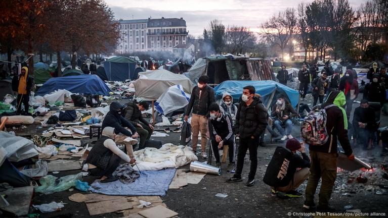 French Police Clear Migrant Camp In Paris Dw 11 17 2020