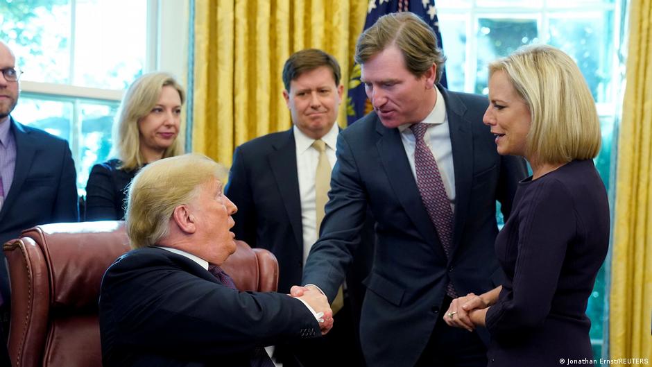 Trump fires top US election security official – DW – 11/18/2020