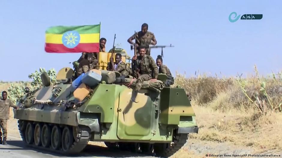 Ethiopian army marches on Tigray capital – DW – 11/18/2020