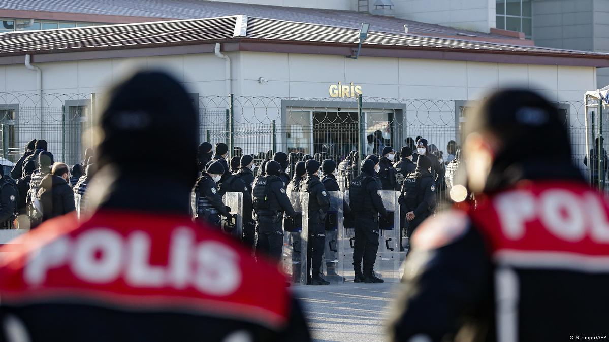 Turkey seeks arrest of hundreds more coup suspects