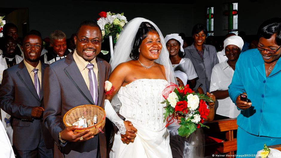 The controversy around bride price in Africa – DW – 11/12/2021