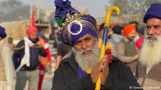 India: Modi drops in on Sikh temple amid protests