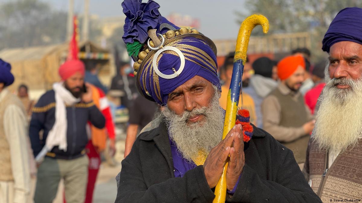 India: Modi drops in on Sikh temple amid protests