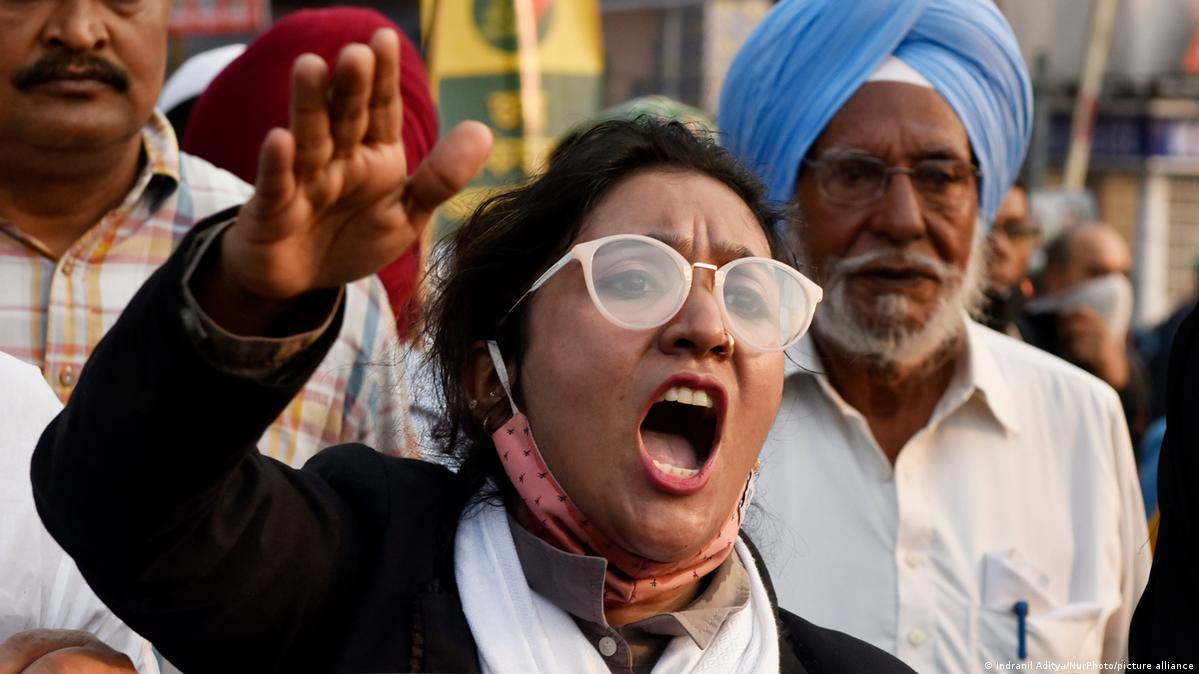 Indian farmers strike nationwide over new laws – DW – 12/08/2020