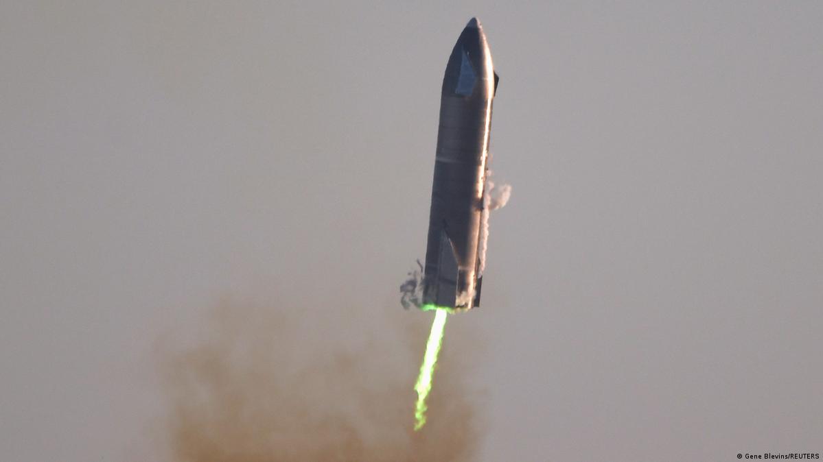 Elon Musk's SpaceX Mars rocket explodes during test flight – DW – 03/30 ...