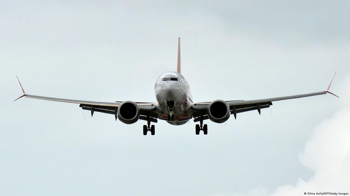 Ordenan dejar en tierra a 171 Boeing tras incidente en EEUU – DW – 06 ...
