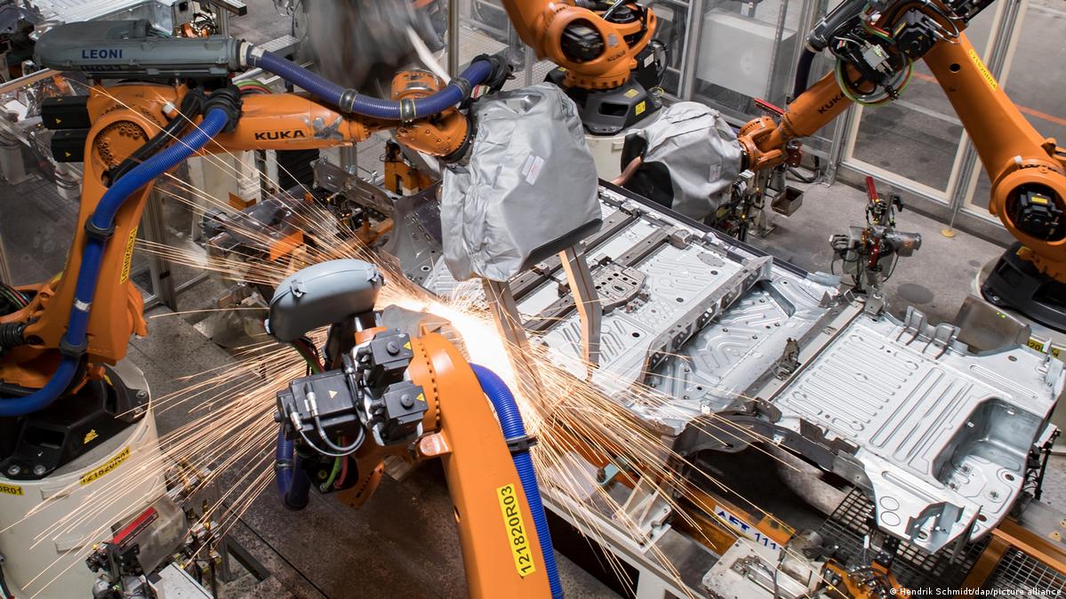 German auto industry braces for change as car crisis bites – DW – 01/27 ...