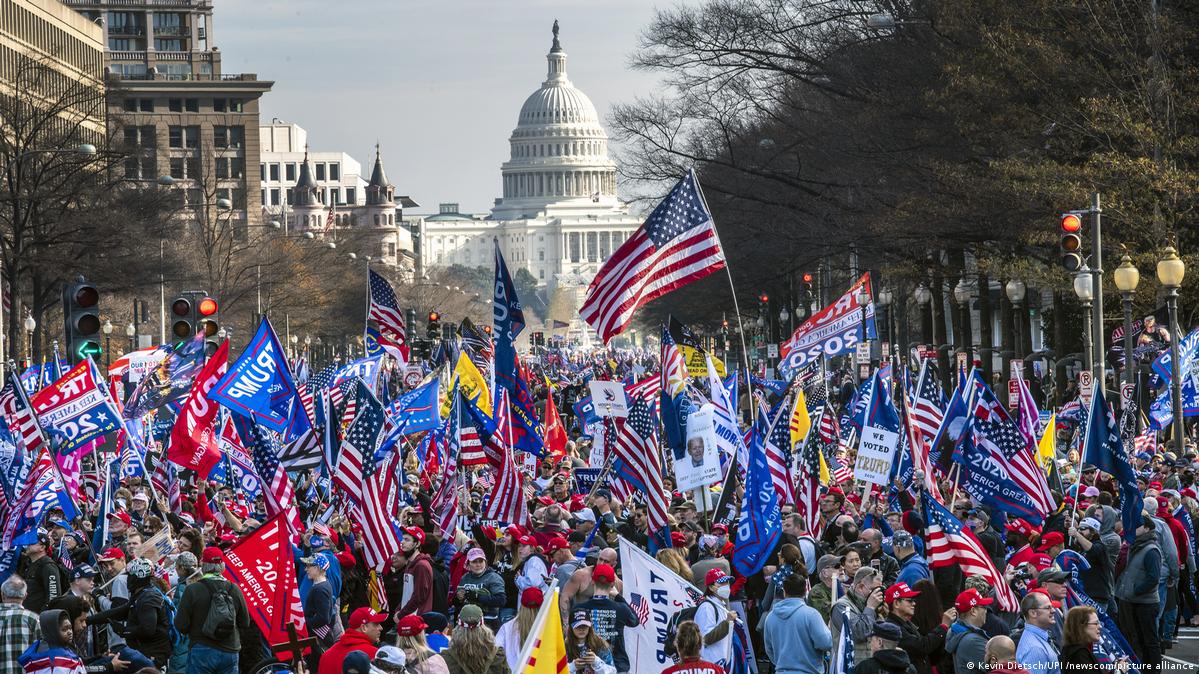 Pro-Trump election protests descend into violent clashes – DW – 12/13/2020
