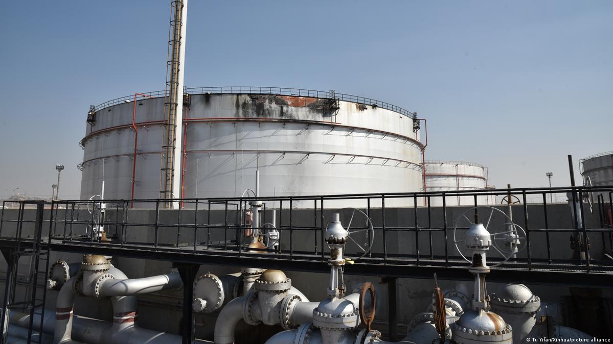 Oil tanker hit by 'external source' in Saudi Arabia – DW – 12/14/2020