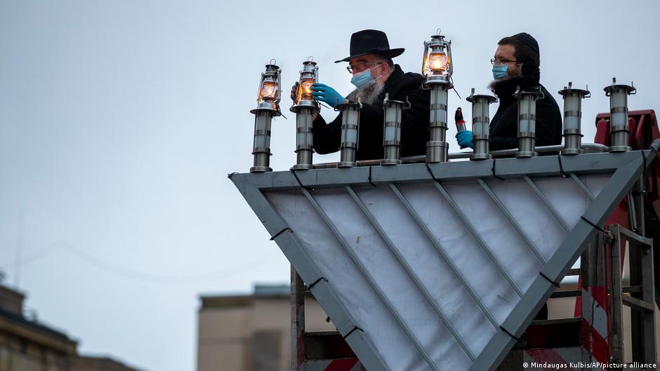 Celebrating Hanukkah during a pandemic – DW – 12/14/2020