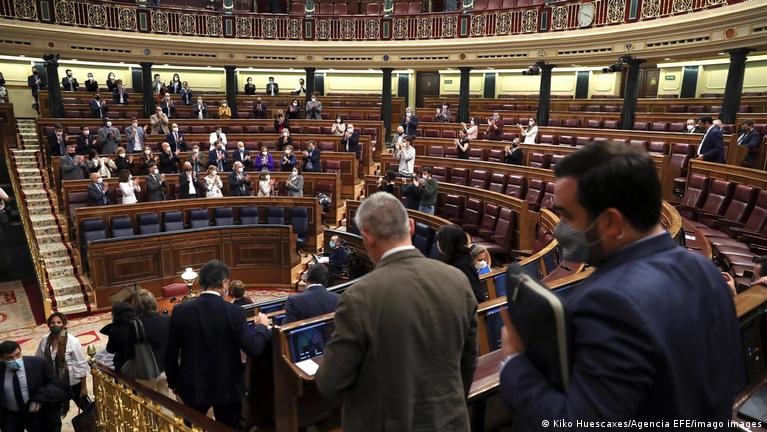 Spanish parliament backs euthanasia bill – DW – 12/17/2020