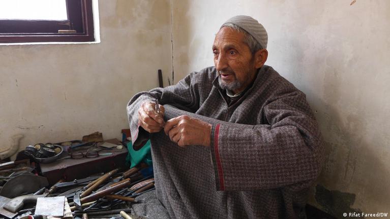 Meet the last of Kashmir's 'German Khar' craftsmen – DW – 12/21/2020