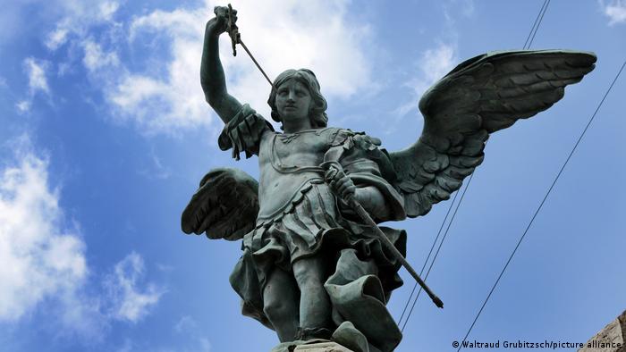 Walking with angels | All media content | DW | 24.12.2020