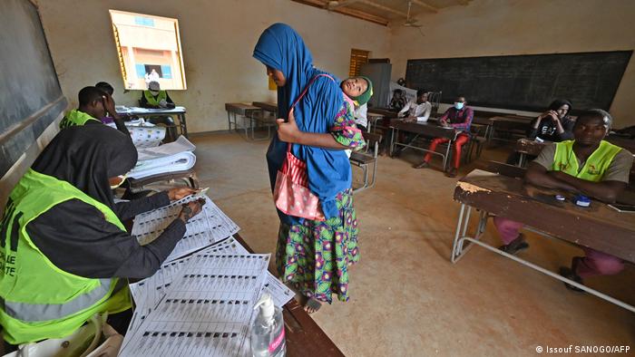 Niger set for first-ever peaceful transition of power | Africa | DW ...