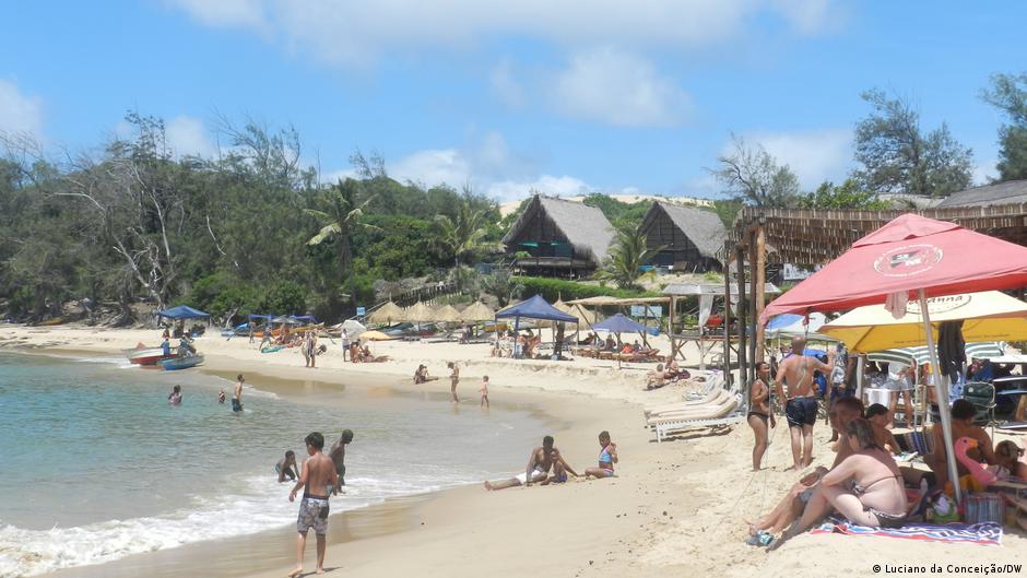 Turistas lotam praias de Inhambane para passagem do ano – DW – 28/12/2022