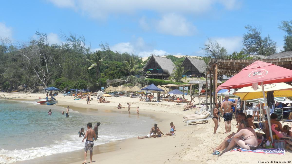 Turistas lotam praias de Inhambane para passagem do ano – DW – 28/12/2022