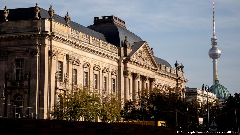 Berlin State Library finally reopens – DW – 01/25/2021