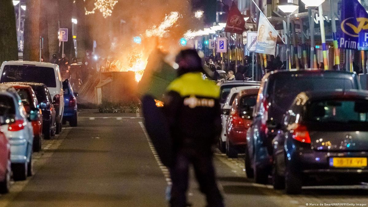 Netherlands: Another night of riots over coronavirus curfew – DW – 01 ...