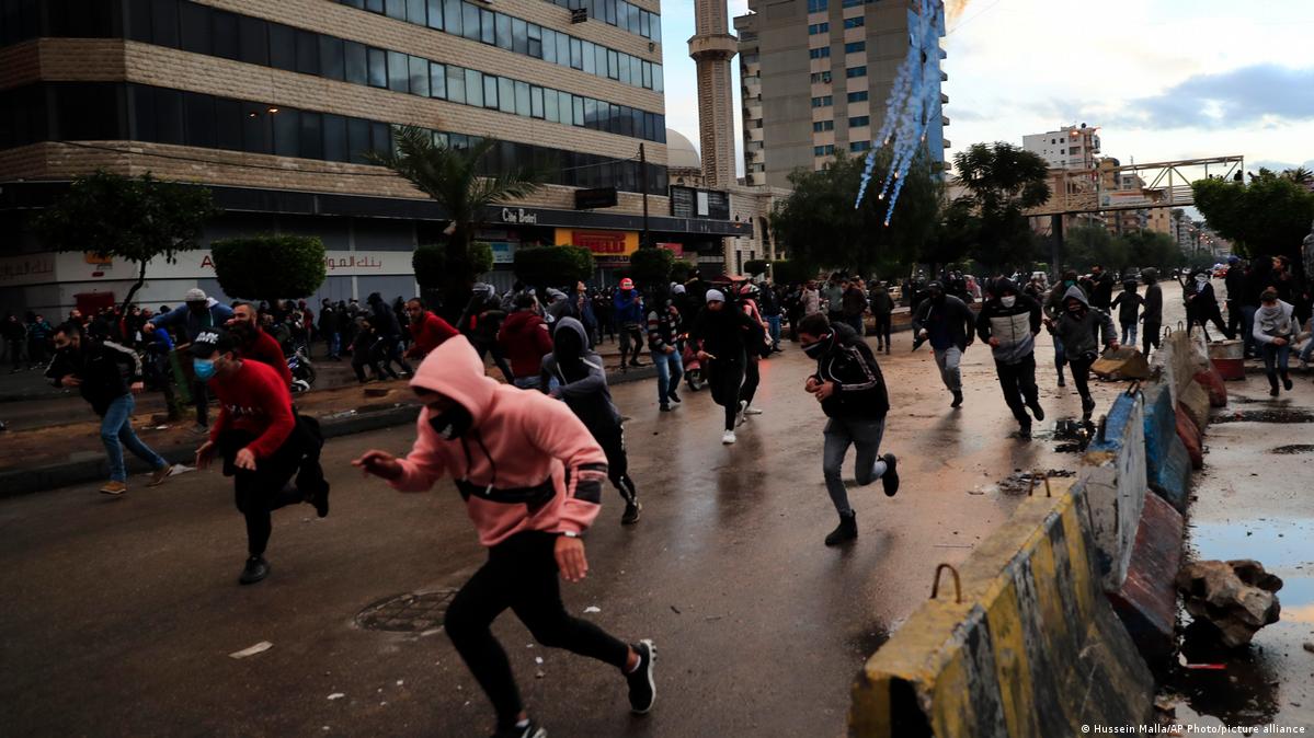 Clashes escalate after protester's death in Lebanon – DW – 01/28/2021