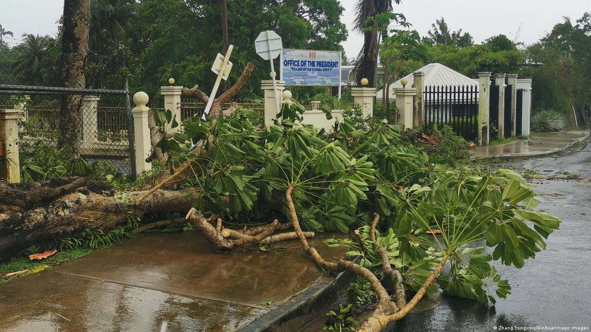 Deadly cyclone batters Fiji, sparks flooding – DW – 02/01/2021