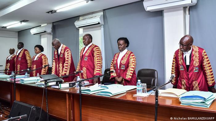 Uganda election: Bobi Wine challenges result in court | News | DW | 01. ...