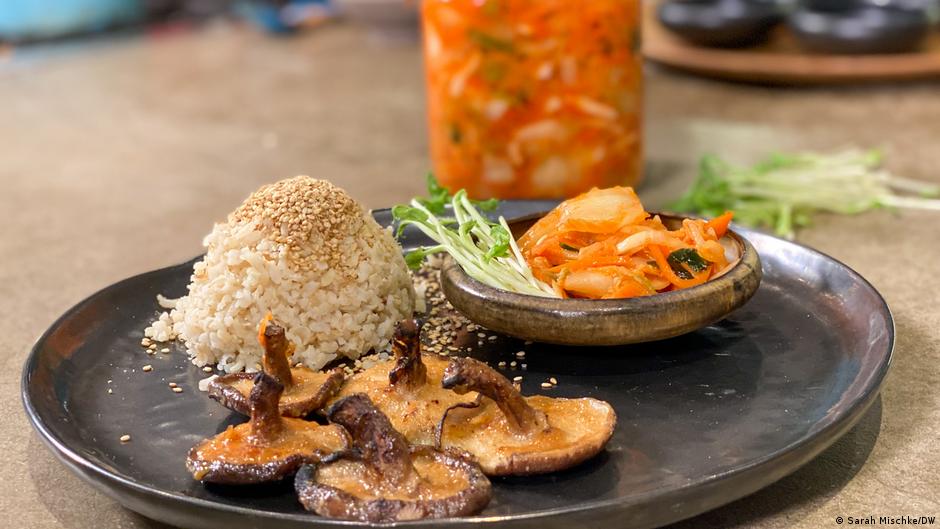 Hongos en miso, kimchi de col china y arroz integral – DW – 20/01/2022