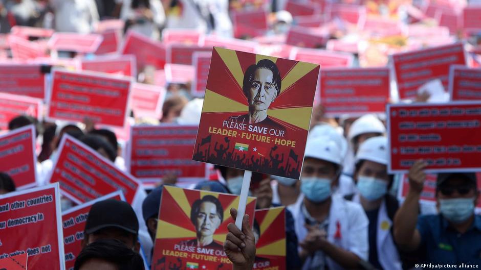 In pictures: Myanmar protesters face off against military – DW – 02/15/2021