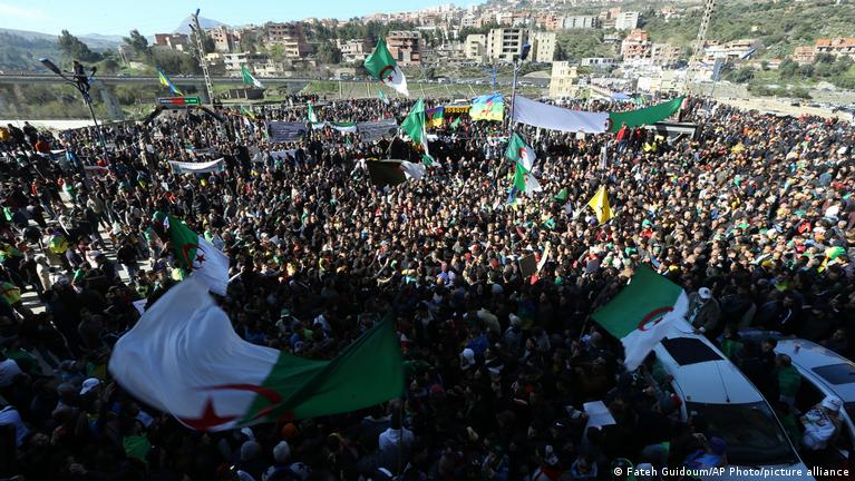 Algeria: Thousands take to the streets in protest