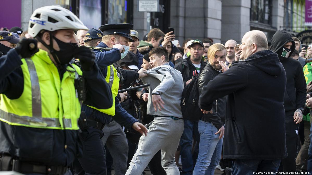 Ireland: Hundreds rally in violent anti-lockdown protest – DW – 02/28/2021