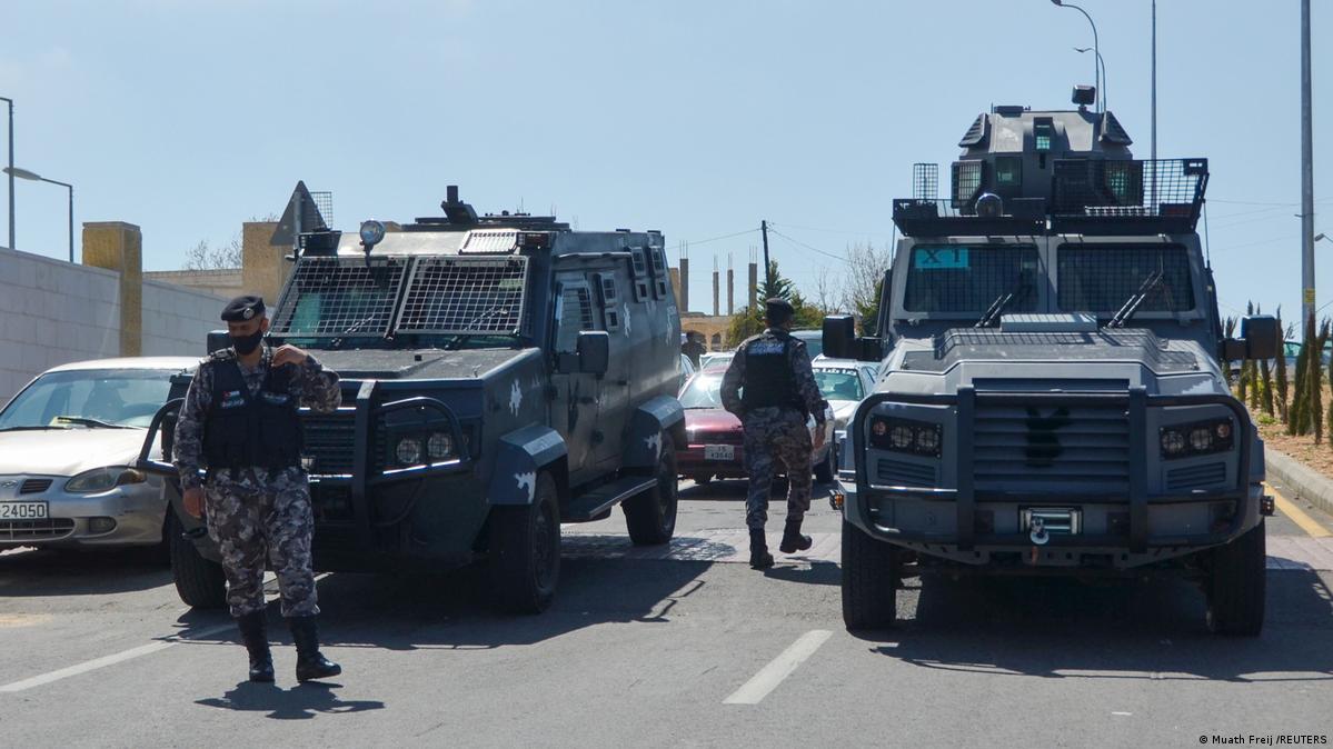 Jordan says 3 police officers killed in raid after unrest – DW – 12/19/2022