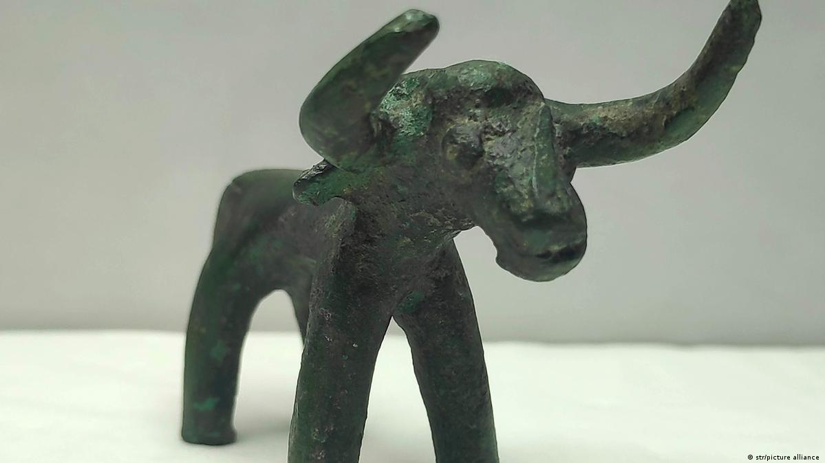 Rains unearth ancient bull figurine in Greece – DW – 03/20/2021