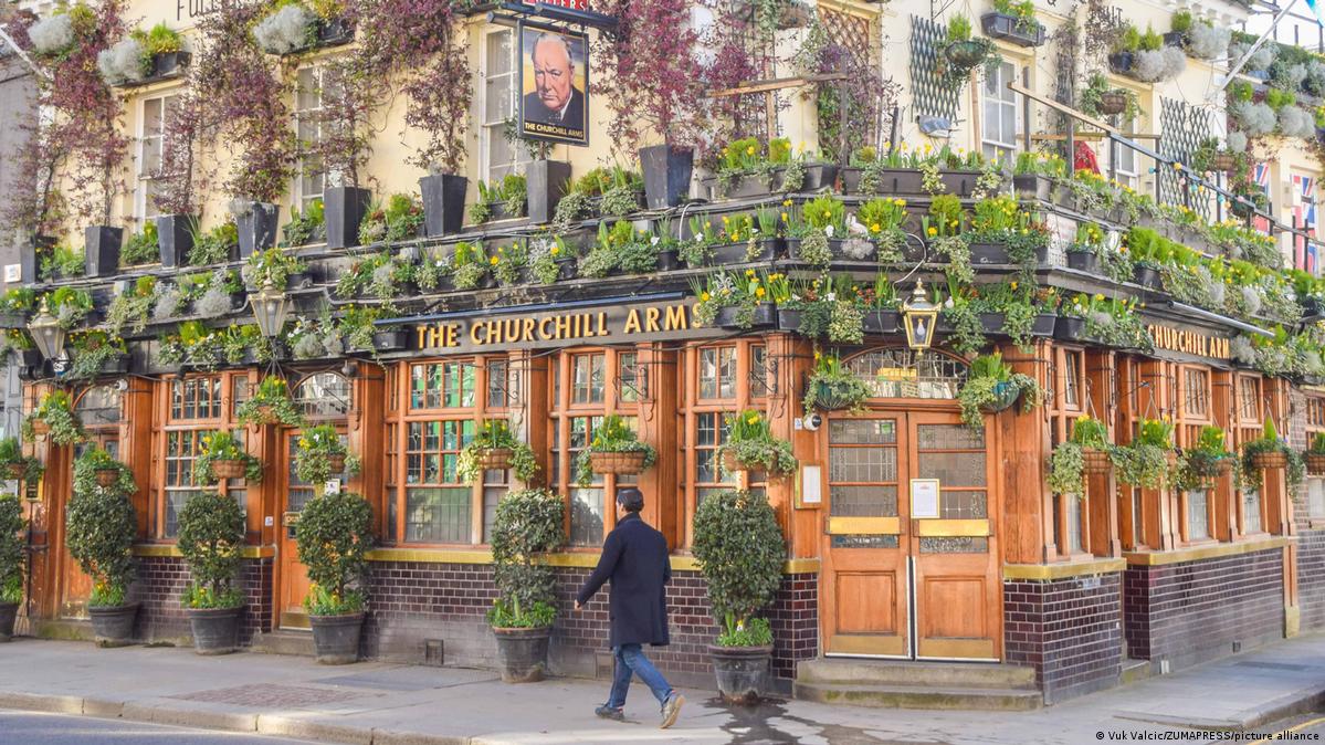Pubs ingleses ampliarán horario en coronación de Carlos III