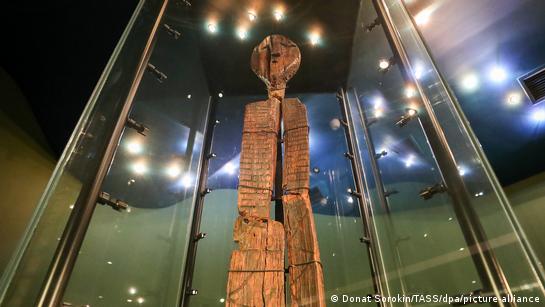 What an ancient wooden sculpture can tell us about mankind – DW – 04/02 ...