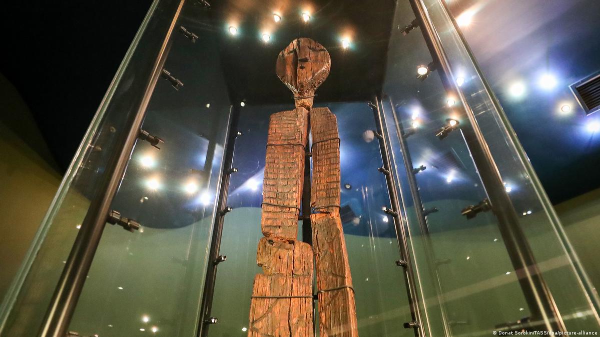 What an ancient wooden sculpture can tell us about mankind – DW – 04/02 ...