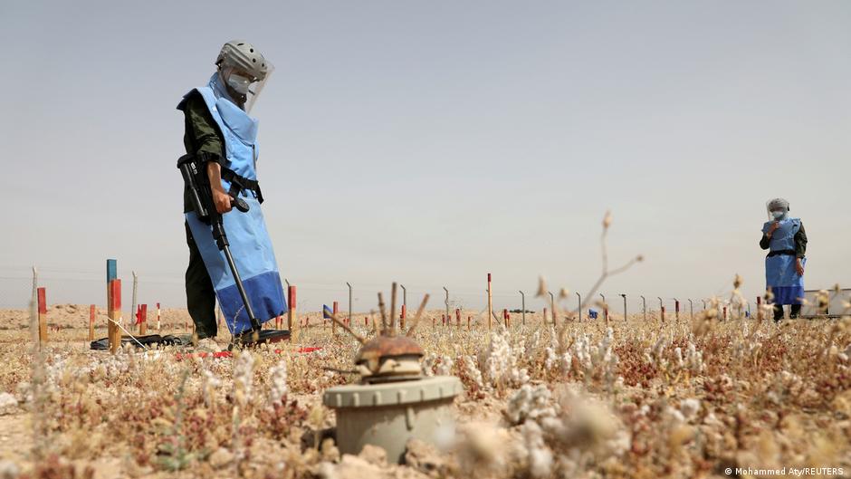 Iraqis exposed to the danger of uncleared land mines – DW – 11/25/2020