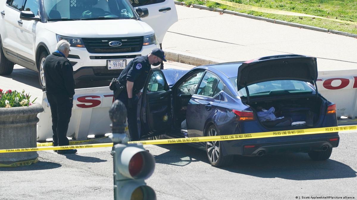 Suspect, police officer dead in attack at US Capitol – DW – 04/02/2021