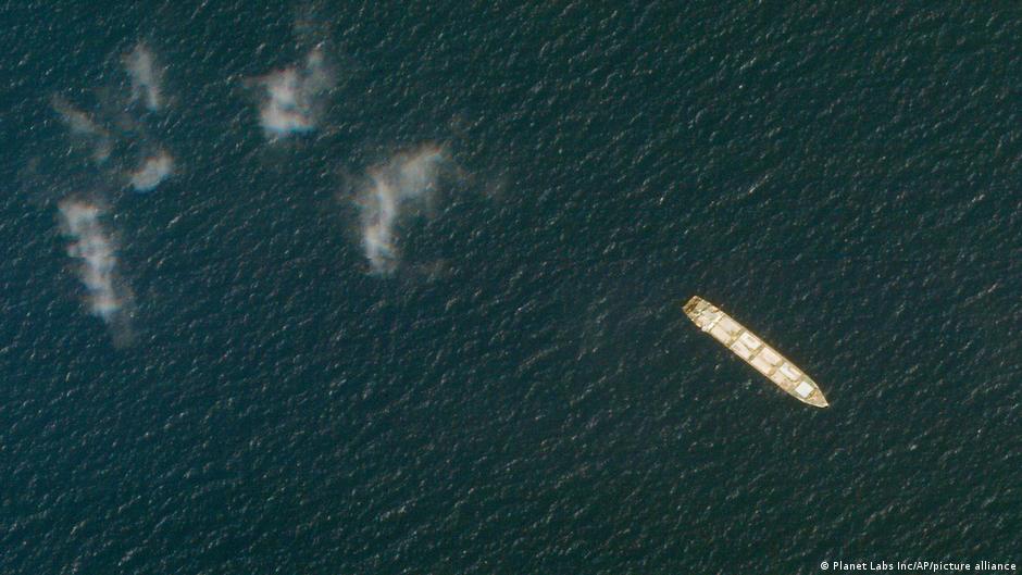Iranian ship attacked in Red Sea, says Tehran – DW – 04/07/2021