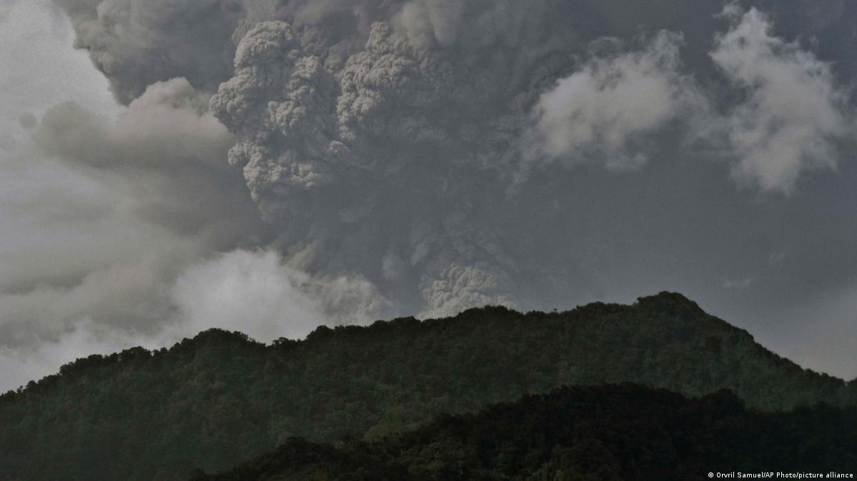 Volcanic eruption rocks Caribbean island of St. Vincent – DW – 04/09/2021