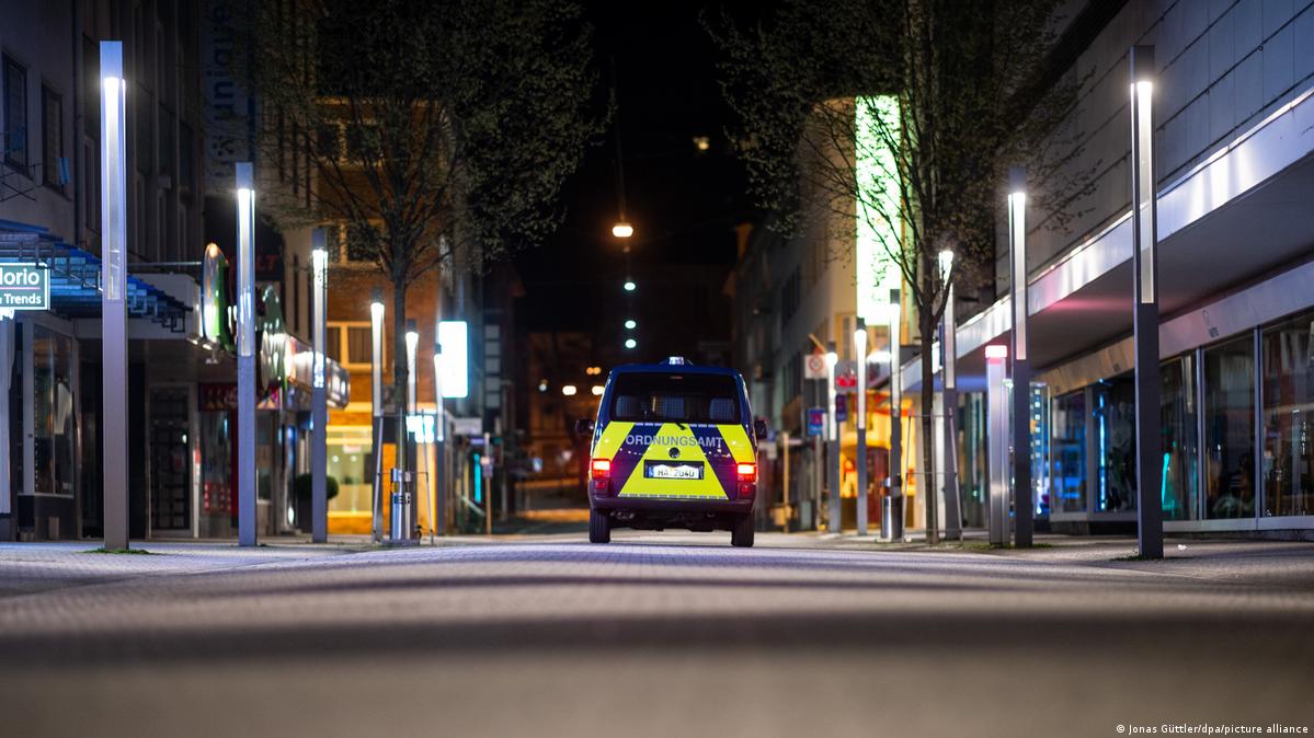 German governing coalition agrees to shorter curfew – DW – 04/19/2021