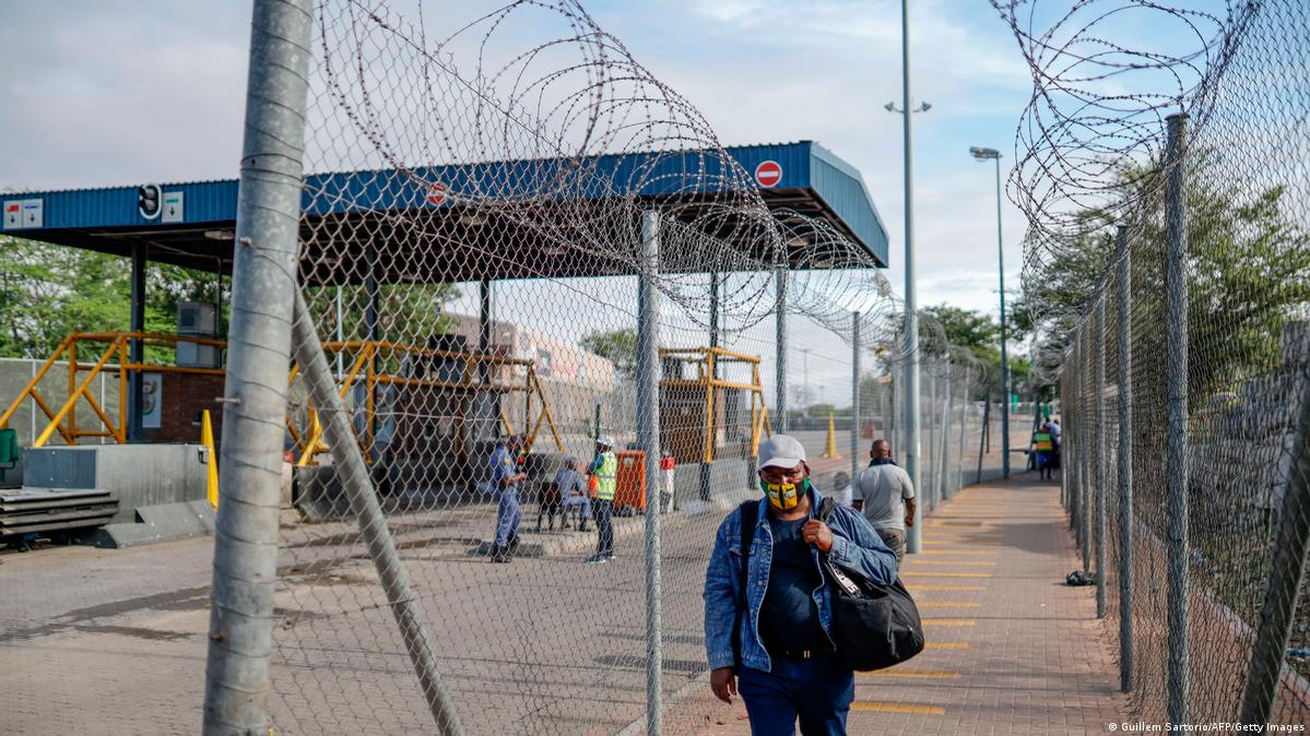 South Africa beefs up security to stop illegal entries – DW – 10/05/2023